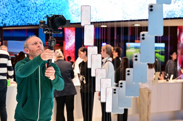 갤럭시S25 엣지와 XR헤드셋 프로젝트 무한 MWC25 삼성전자 | 디픽 (DPick)